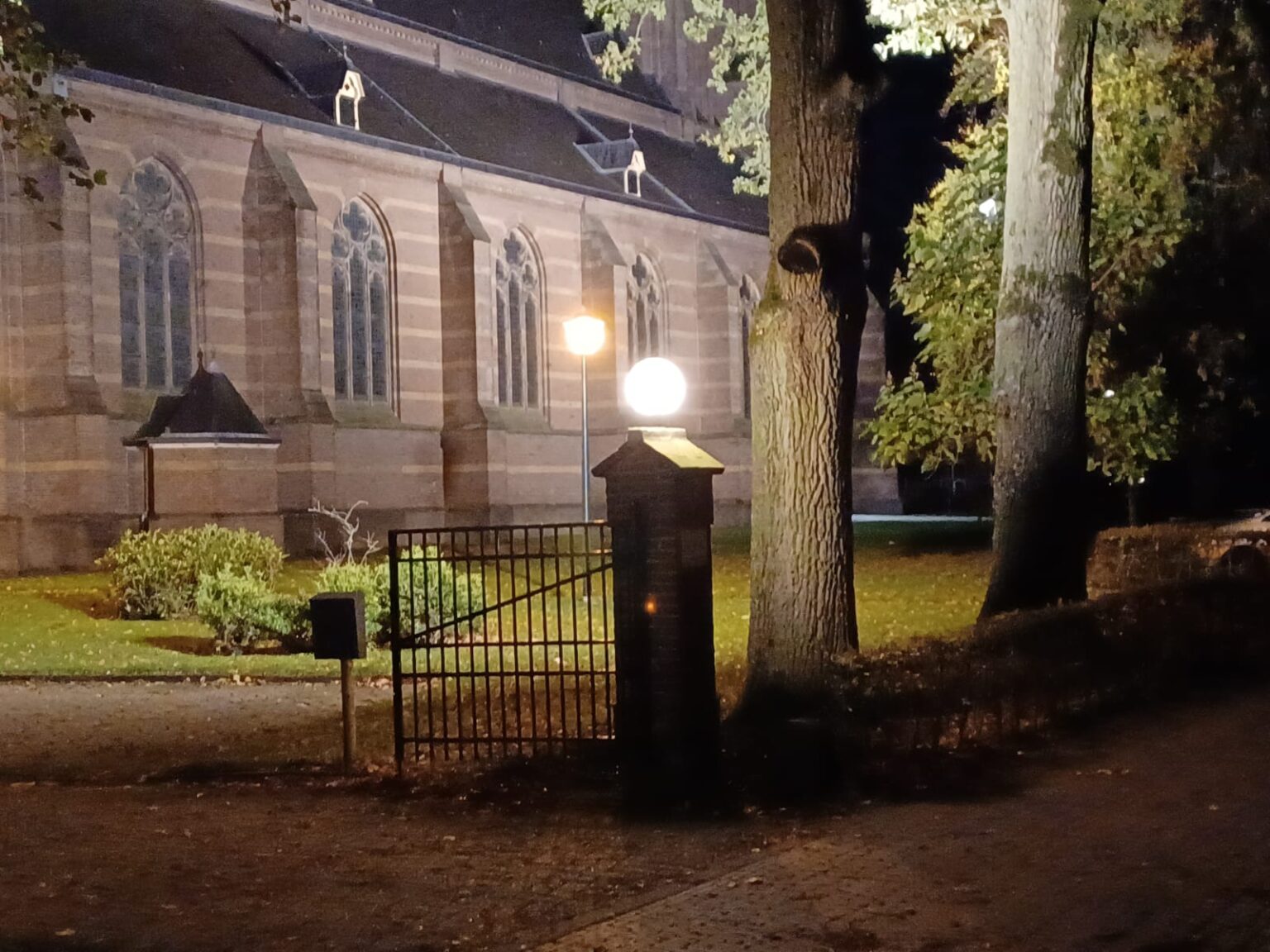 Nieuwe buiten lampen zetten de St. Martinus kerk weer mooi in verlichting - De Sint ...
